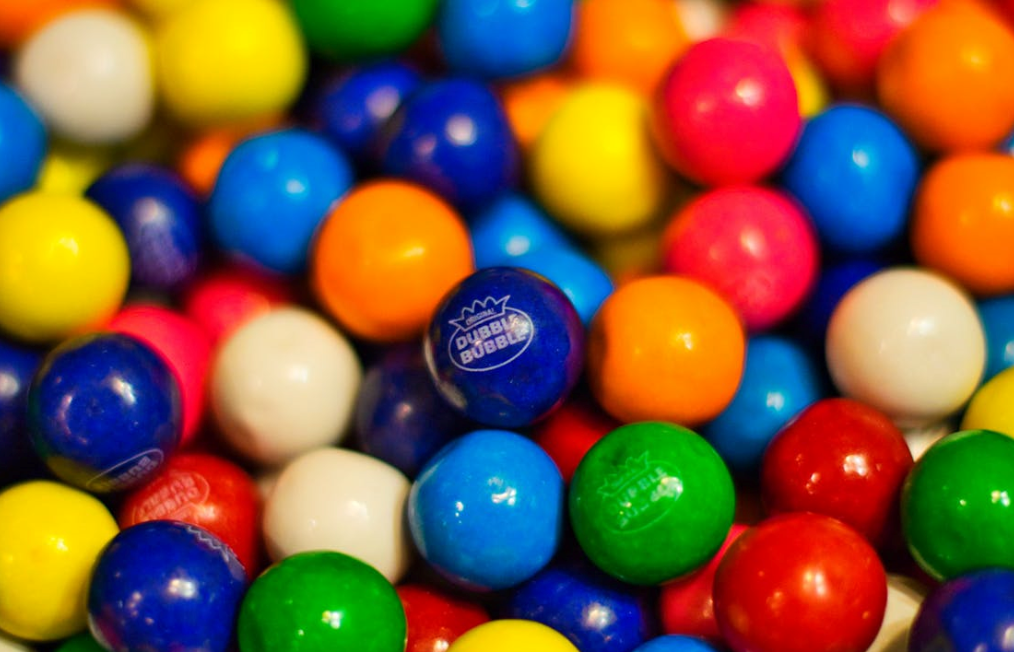 Ojo con el chicle: su lenta degradación puede triplicarse en el mar